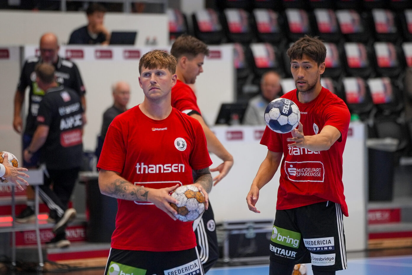Anders Kragh Martinusen hylder stemningen i Middelfart Sparekasse Arena ...